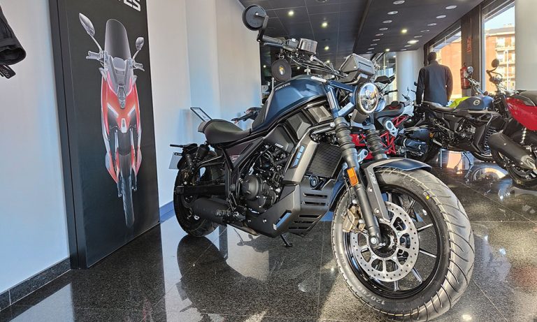 Ya tenemos la nueva Zontes C125. Una custom diferente - Motos Carbó